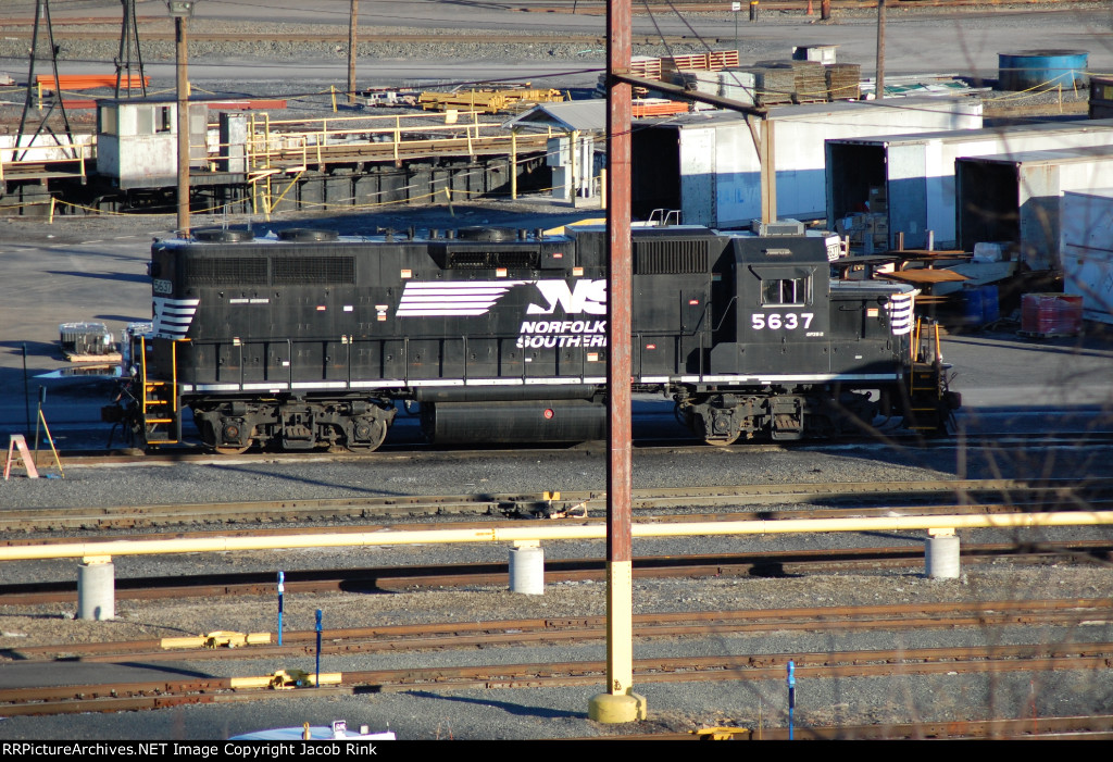 NS GP38-2 5637